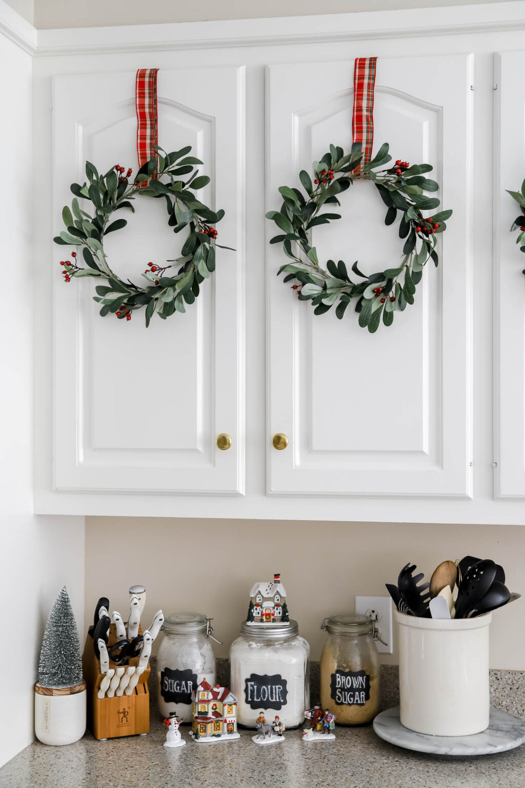 7+ Ways to Decorate with Christmas Ribbon {Sources & Ideas!}
