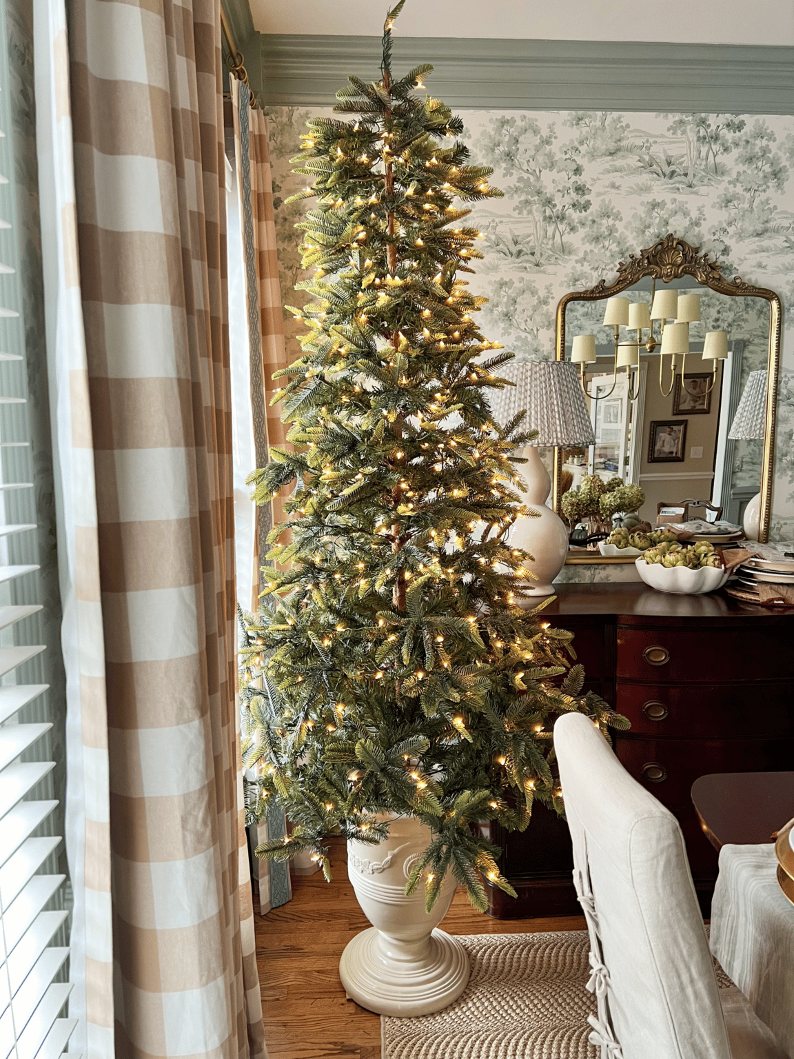 How to Decorate the Dining Room for Christmas