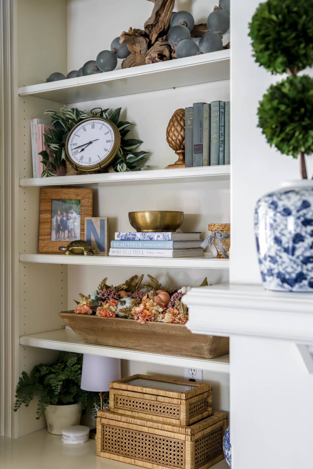 Styling the Best Coffee Table Books {Decorating 101}